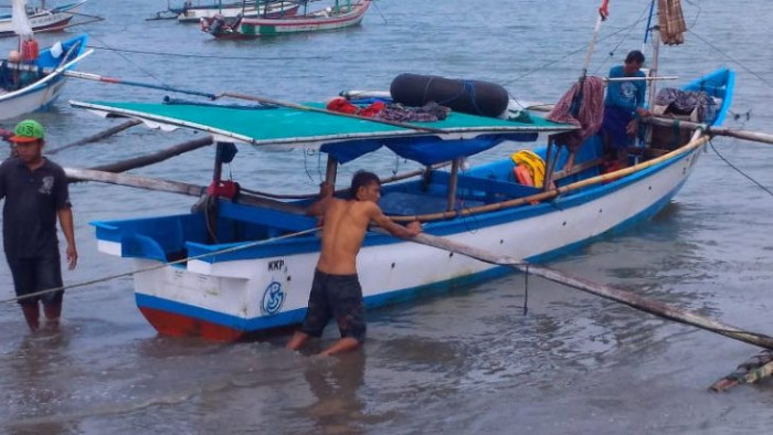 Kapal Karam, 4 Nelayan Tiku Selamat | sumbarsatu.com