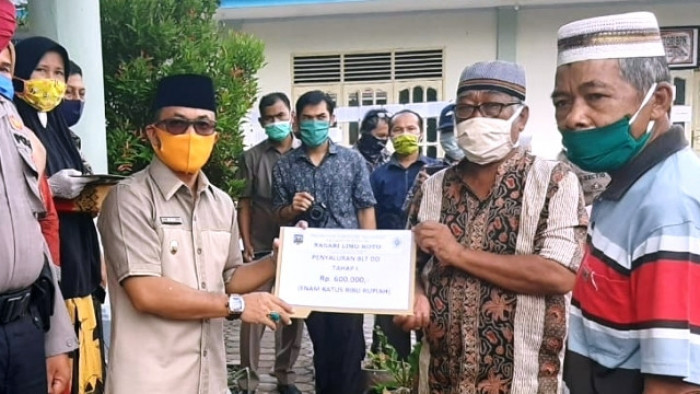 BLT Dana Desa Disalurkan ke Nagari Limo Koto Sijunjung