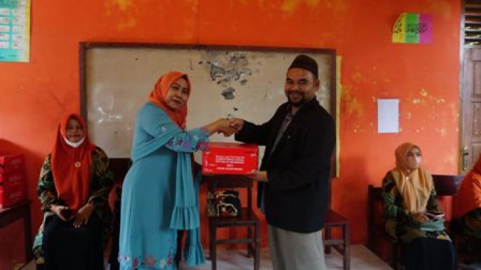 Ny Fitri Risnawanto Sambangi Ponpes di Pasbar Ny Fitri Risnawanto Sambangi Ponpes di Pasbar