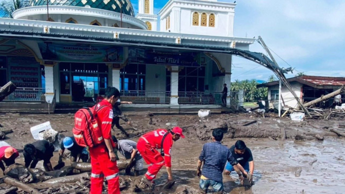 Korban Banjir Bandang Lahar Marapi Sumbar Terima Bantuan dari PMI